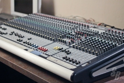 Listing - SOUNDCRAFT GB4 32 CHANNEL MIXER SOUNDBOARD FOH/MONITOR MIXER ...