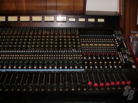 Listing - YAMAHA PM2000 32X8 MIXER - Detail - CONSOLE - SoundBroker.com